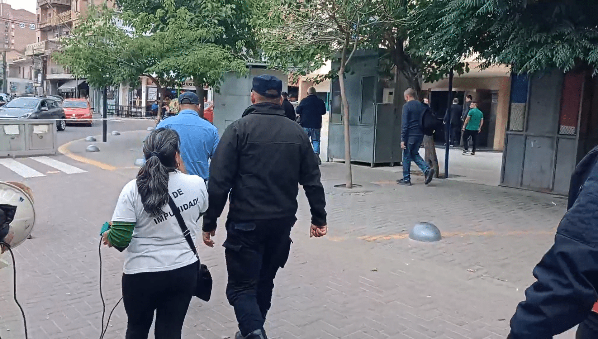 Tenso momento para Raúl Jalil: fue increpado por la madre de Diego ...